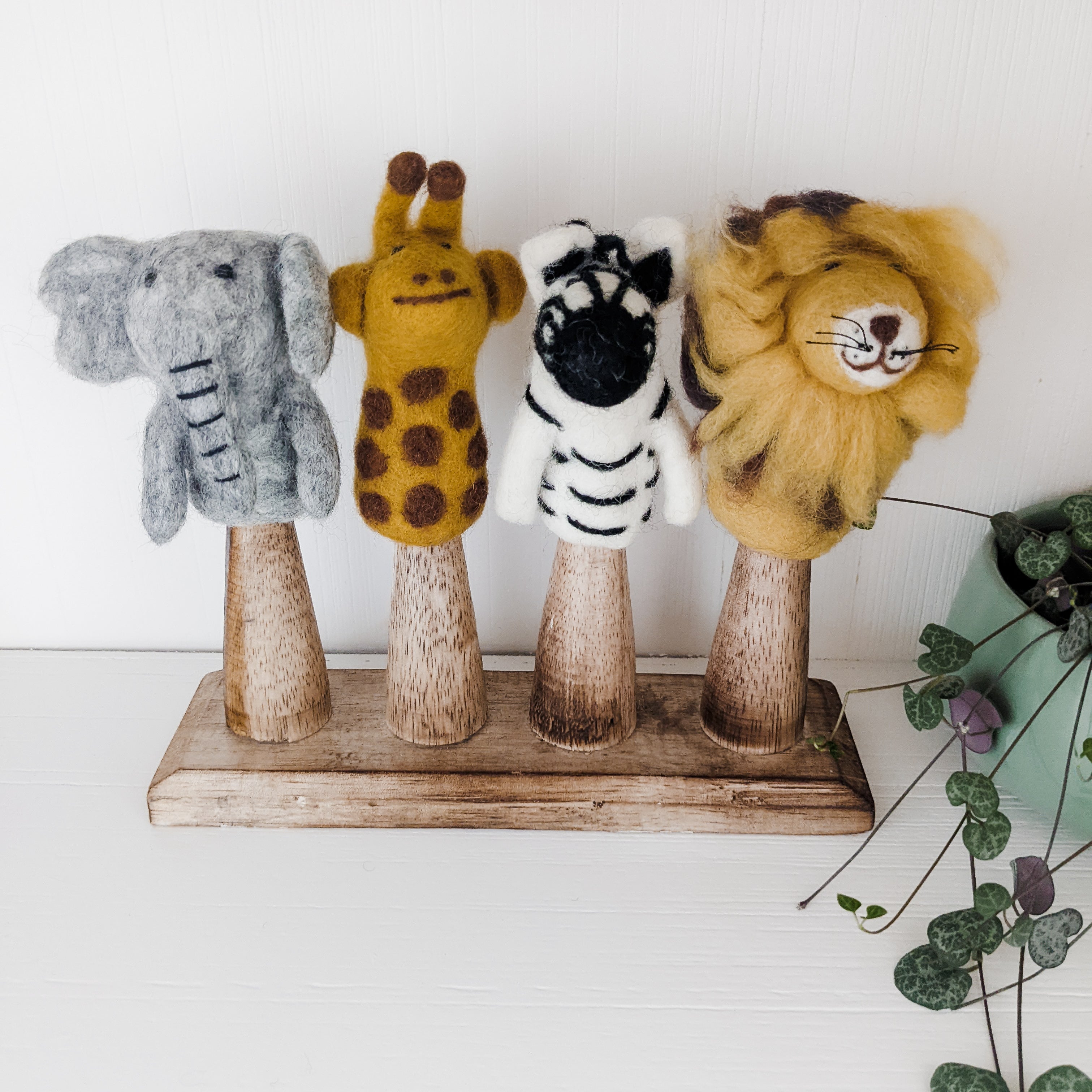 Wooden Finger Puppet Stand – Fairplay