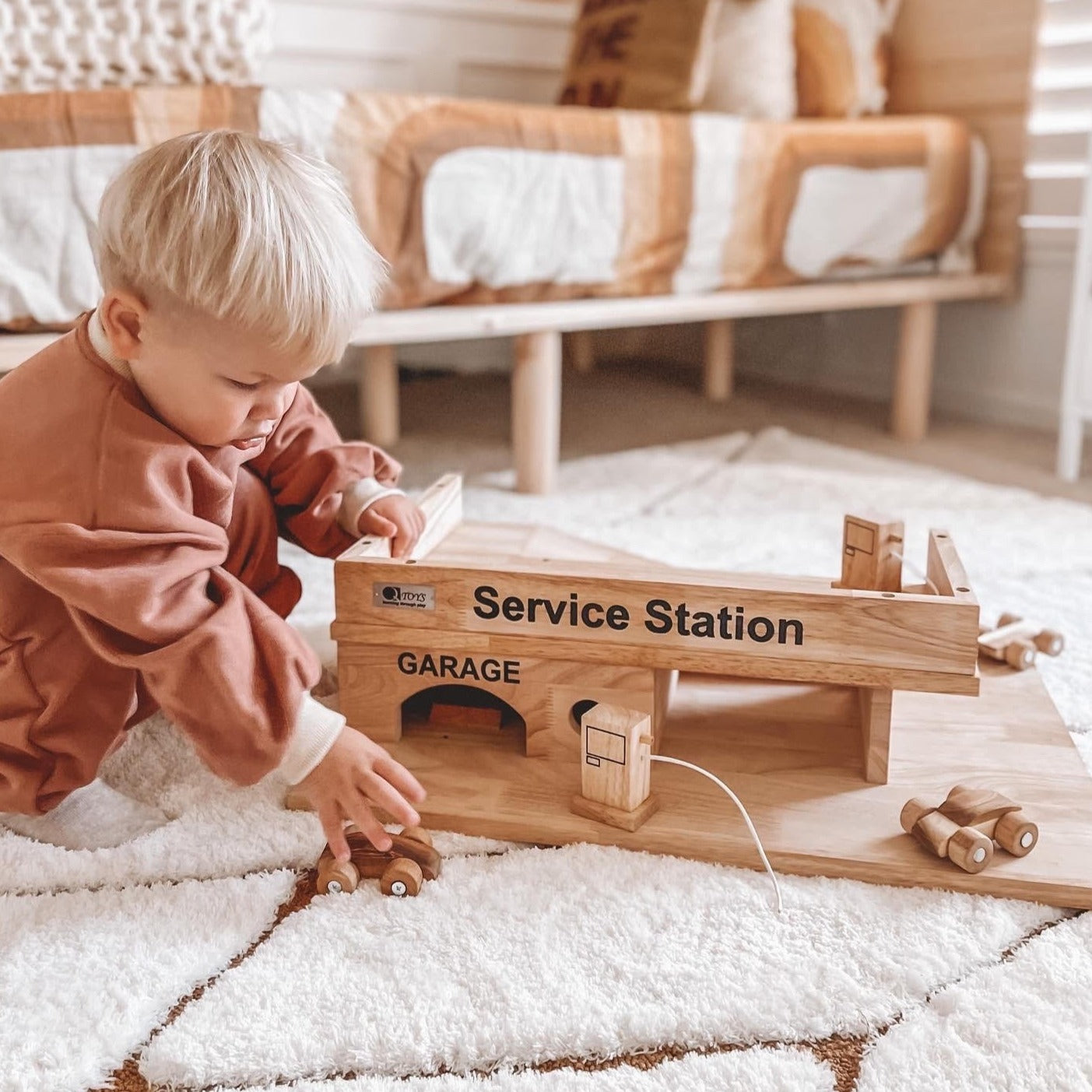 Qtoys | Wooden Service Station with Cars – Fairplay