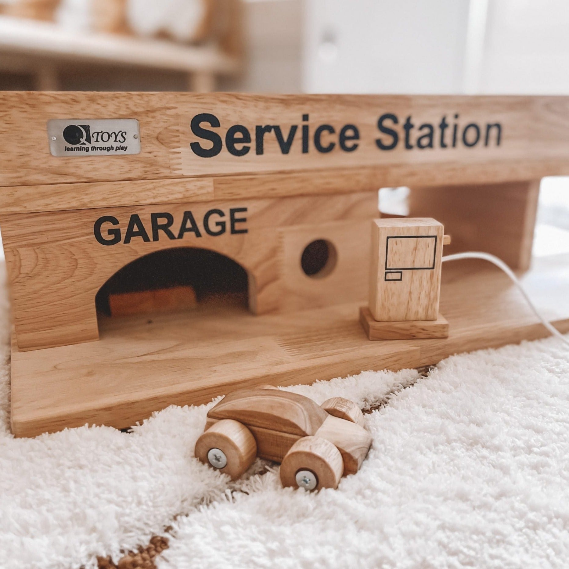 Qtoys | Wooden Service Station with Cars – Fairplay